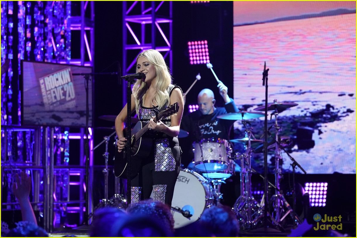 Kelsea Ballerini Sparkles For NYE Celebrations on 'New Year's Rockin ...