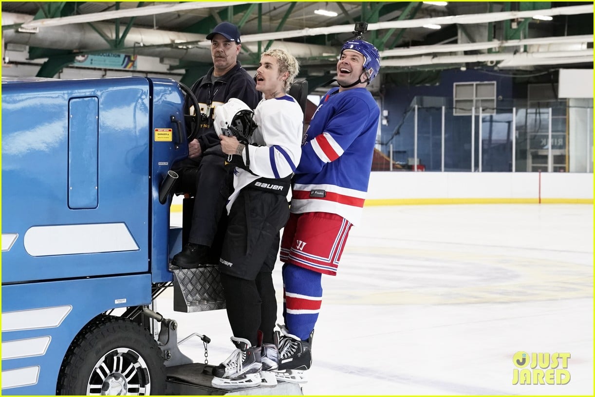 Justin Bieber Tries To Teach Jimmy Fallon How To Play Hockey | Photo ...
