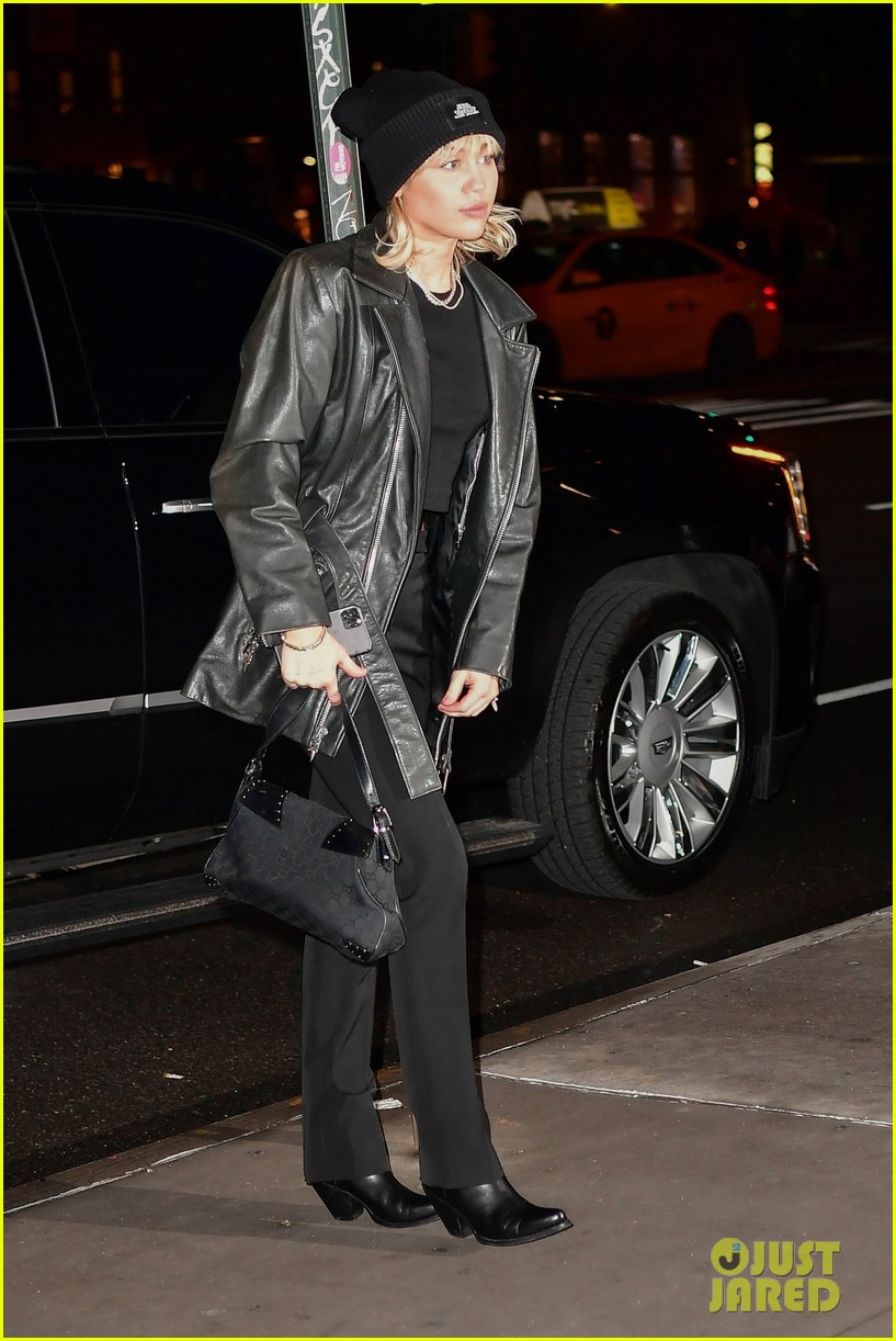 Miley Cyrus Prepares For An Event With a Face Mask | Photo 1287803 ...