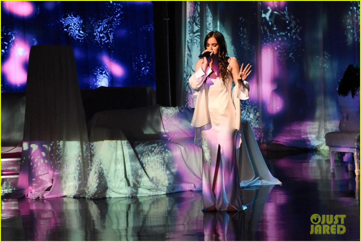 Full Sized Photo of hailee steinfeld performs wrong direction for first ...