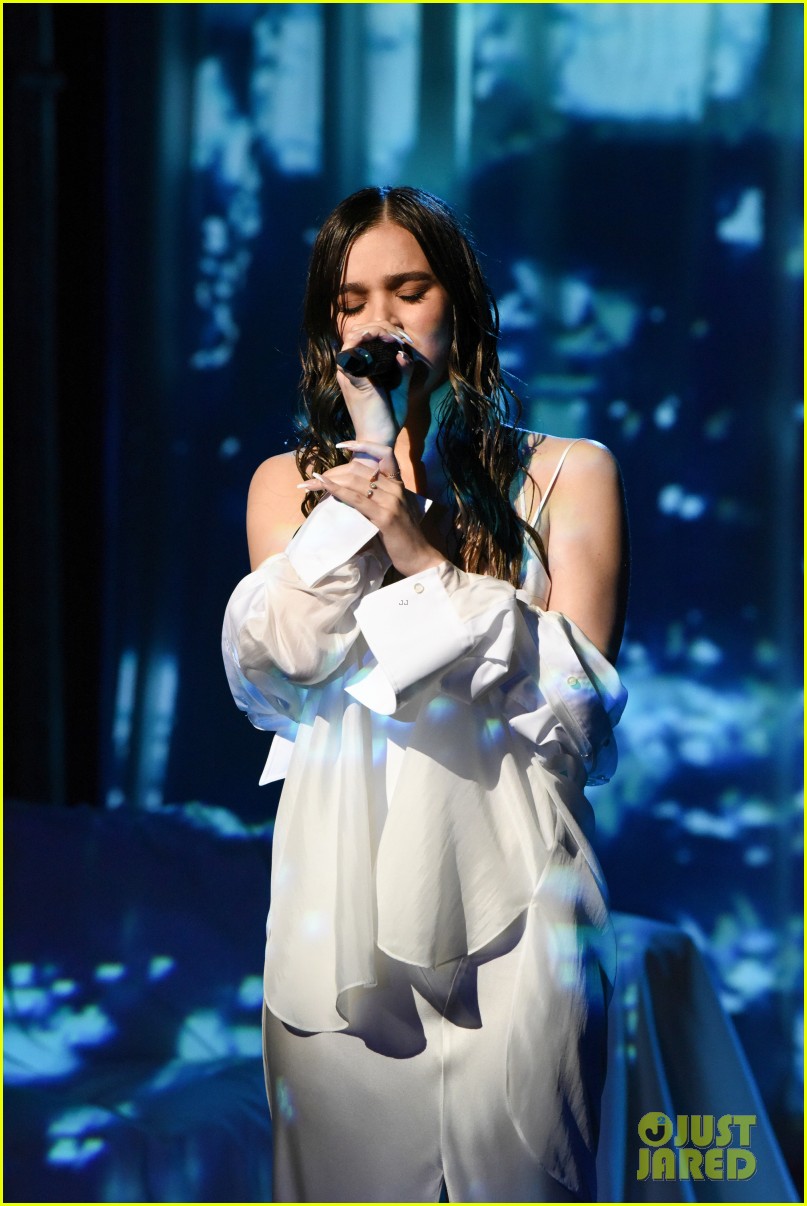 Hailee Steinfeld Delivers First 'Wrong Direction' Performance: 'I Didn ...