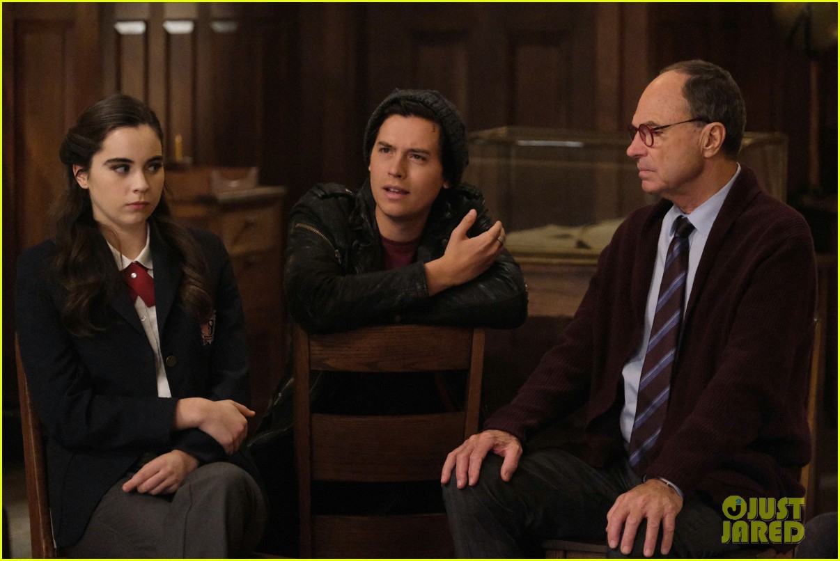 Betty & Jughead Confront Stonewall Prep On Tonight's New 'Riverdale ...