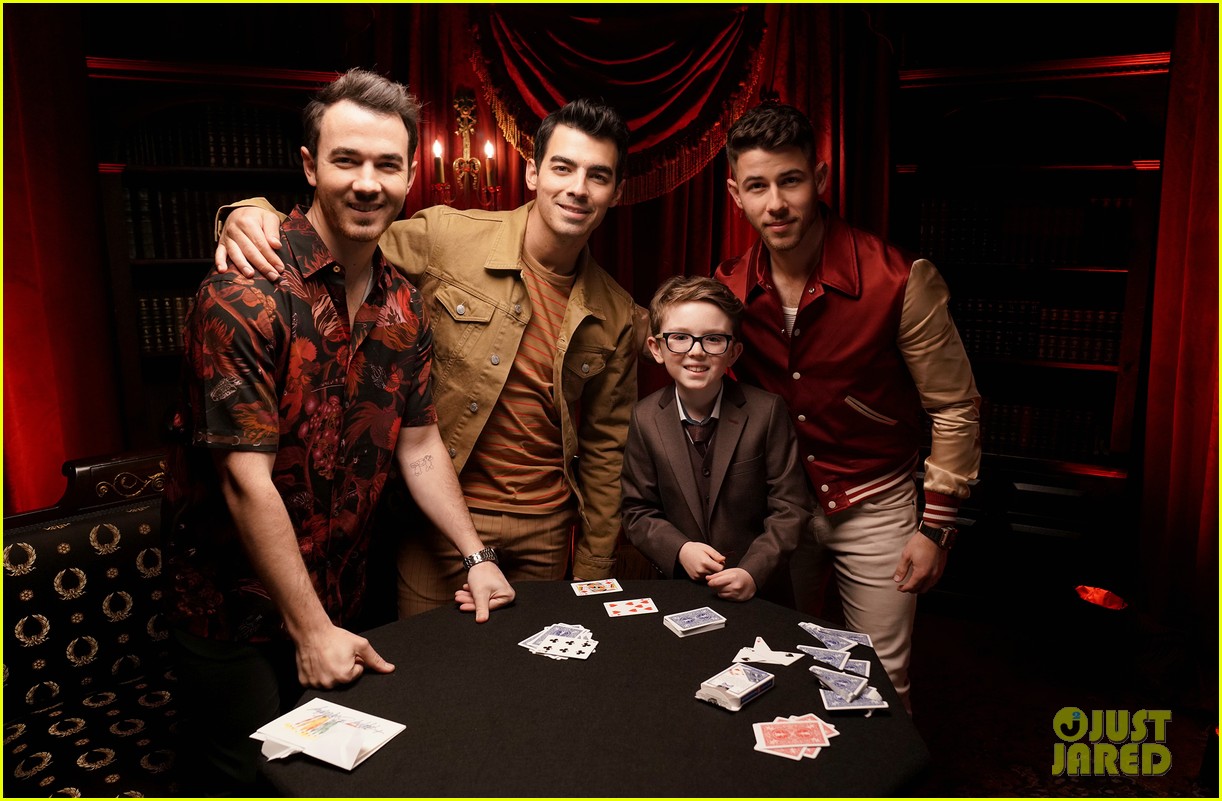 Jonas Brothers Get Magic Show From Child Magician Aidan McCann - Watch ...