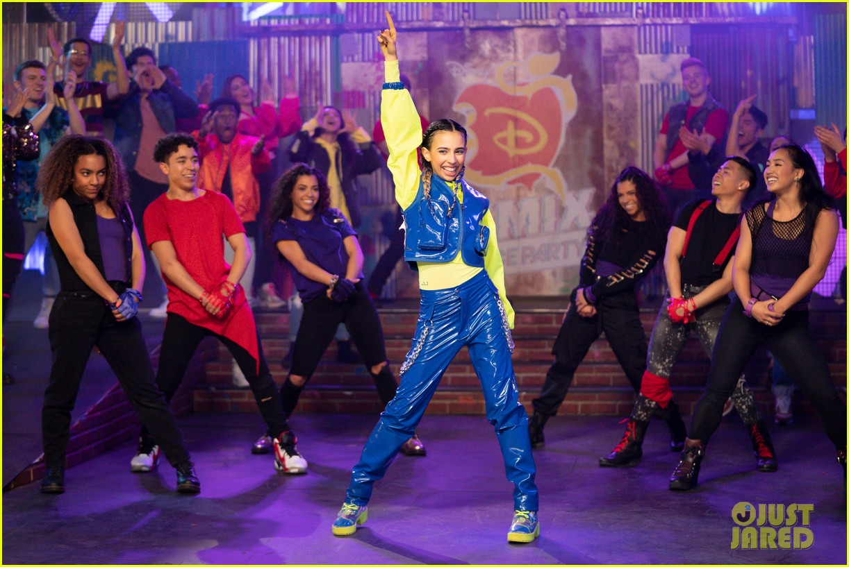 Kylie Cantrall's 'Descendants Remix Dance Party' Performance Was ...