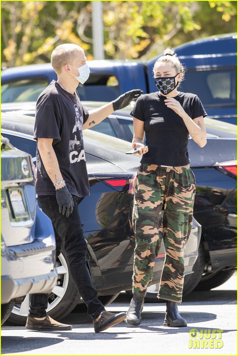 Miley Cyrus Wears a Gucci Face Mask for an Outing with Cody Simpson ...