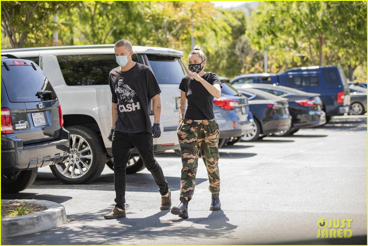 Miley Cyrus Wears a Gucci Face Mask for an Outing with Cody Simpson ...