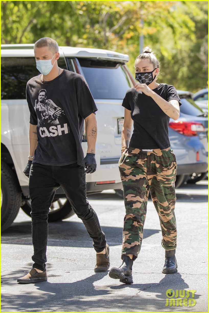 Miley Cyrus Wears a Gucci Face Mask for an Outing with Cody Simpson ...