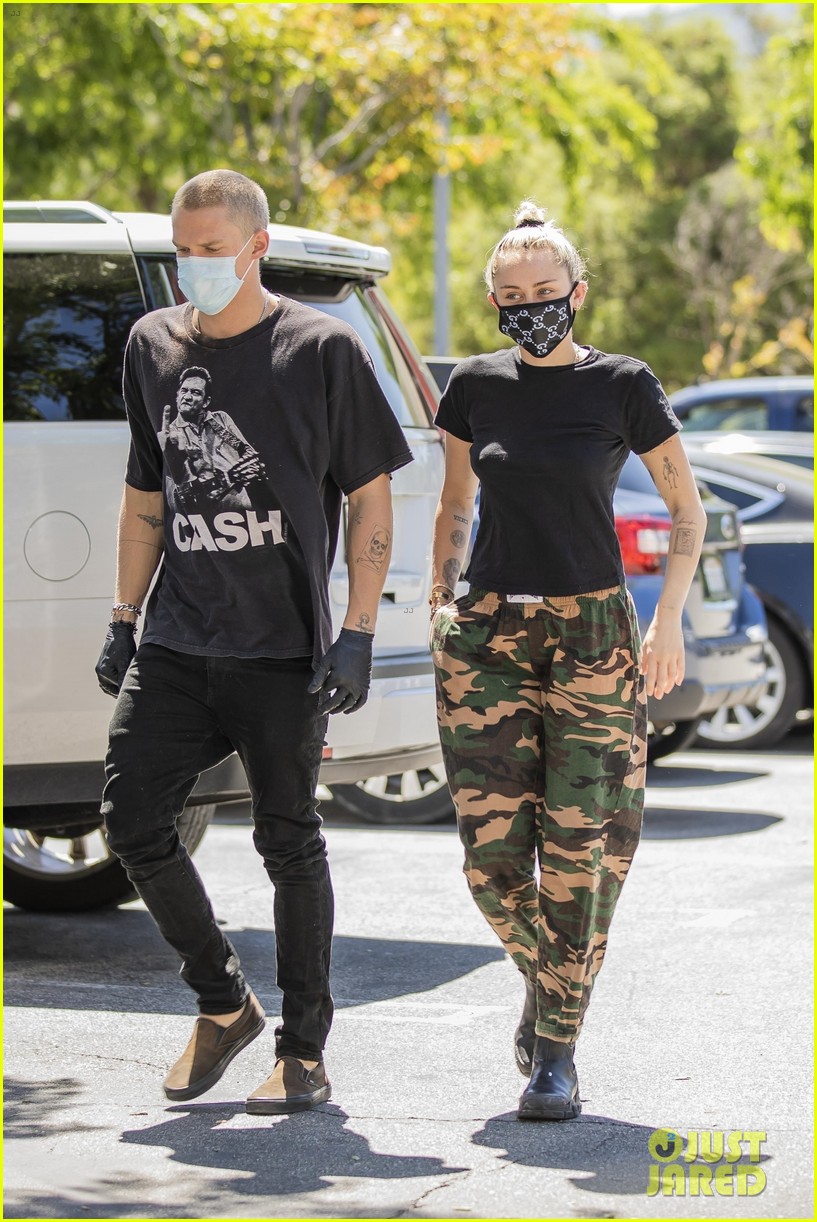 Miley Cyrus Wears a Gucci Face Mask for an Outing with Cody Simpson ...