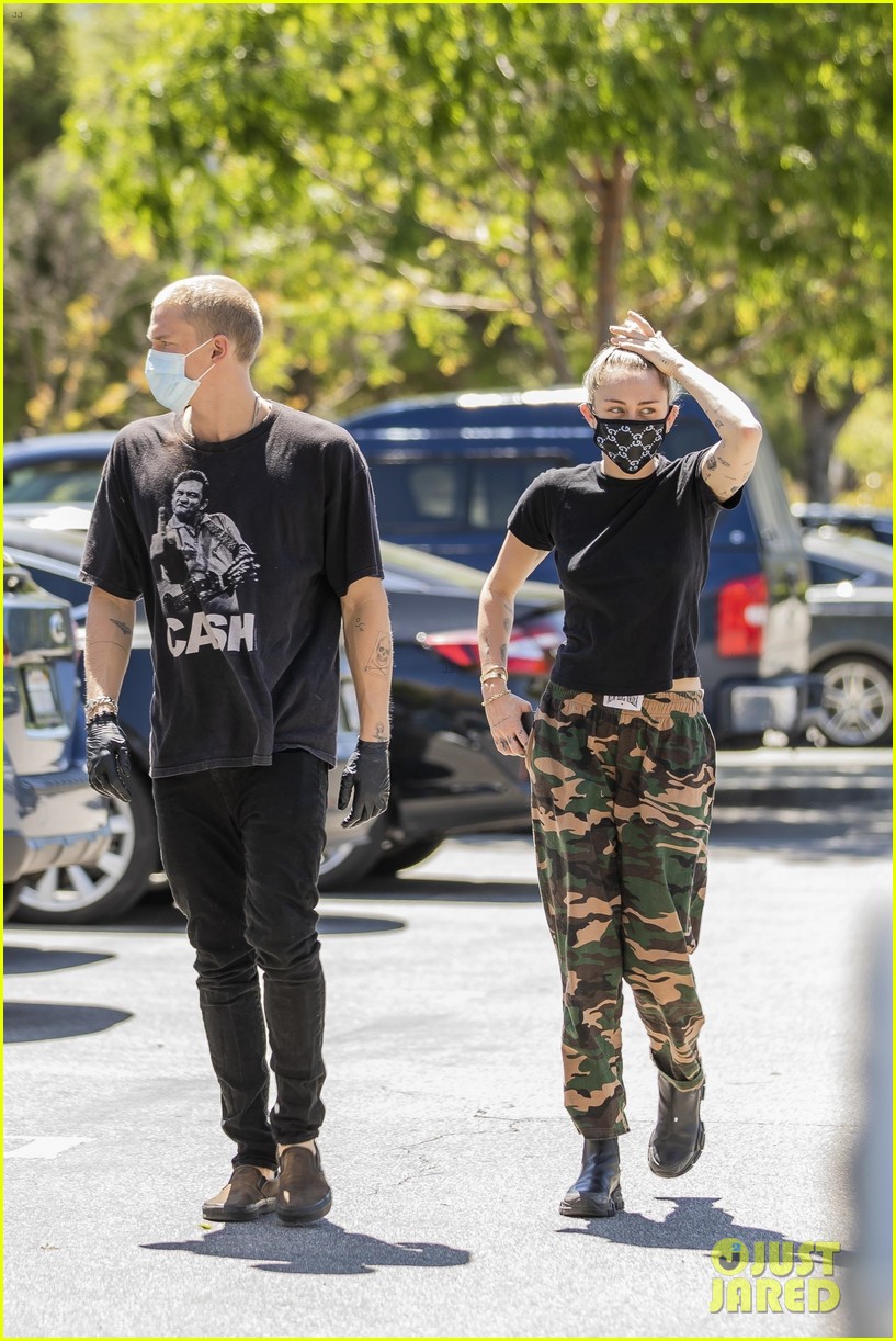 Miley Cyrus Wears a Gucci Face Mask for an Outing with Cody Simpson ...