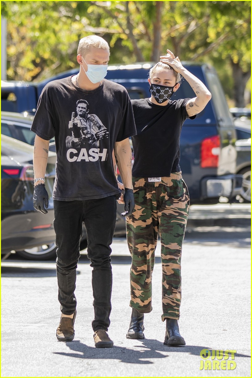 Miley Cyrus Wears a Gucci Face Mask for an Outing with Cody Simpson ...