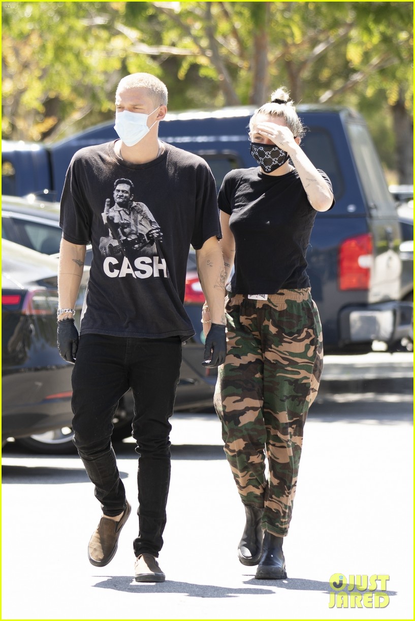 Miley Cyrus Wears a Gucci Face Mask for an Outing with Cody Simpson ...