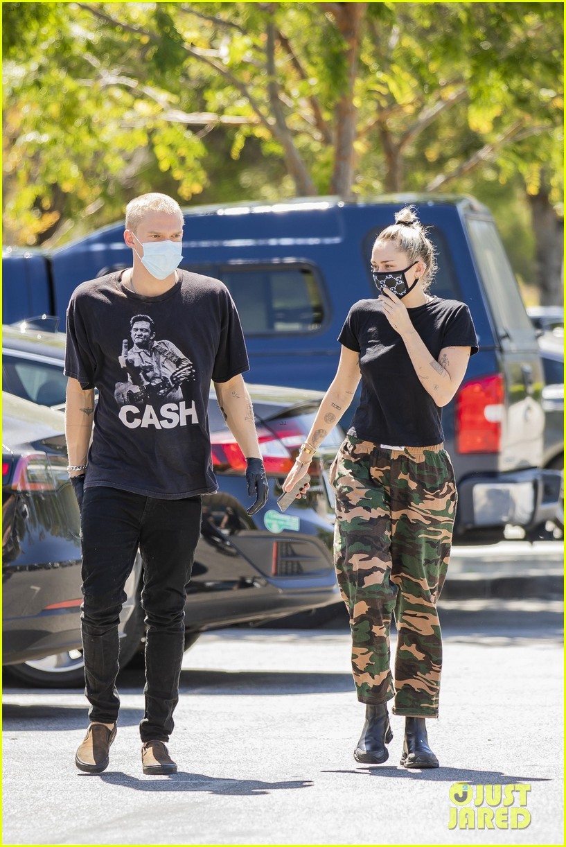 Miley Cyrus Wears a Gucci Face Mask for an Outing with Cody Simpson ...