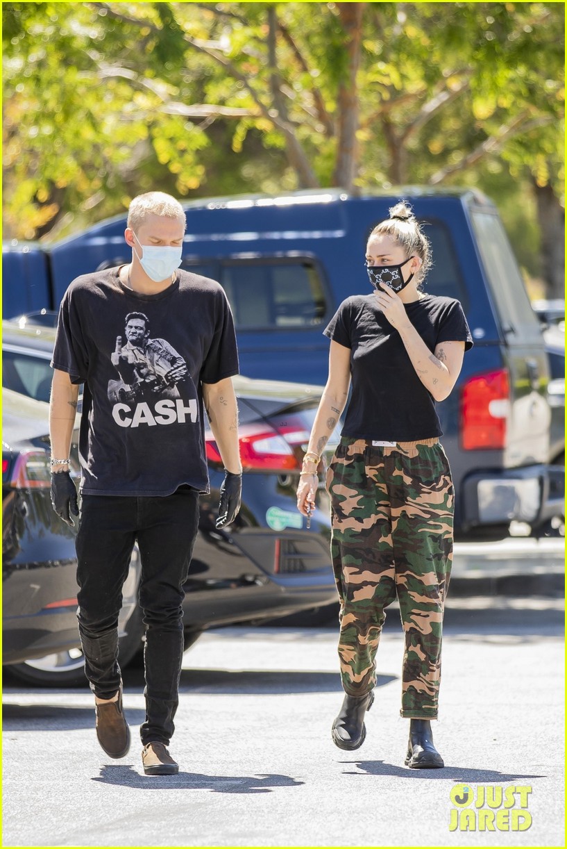 Miley Cyrus Wears a Gucci Face Mask for an Outing with Cody Simpson ...