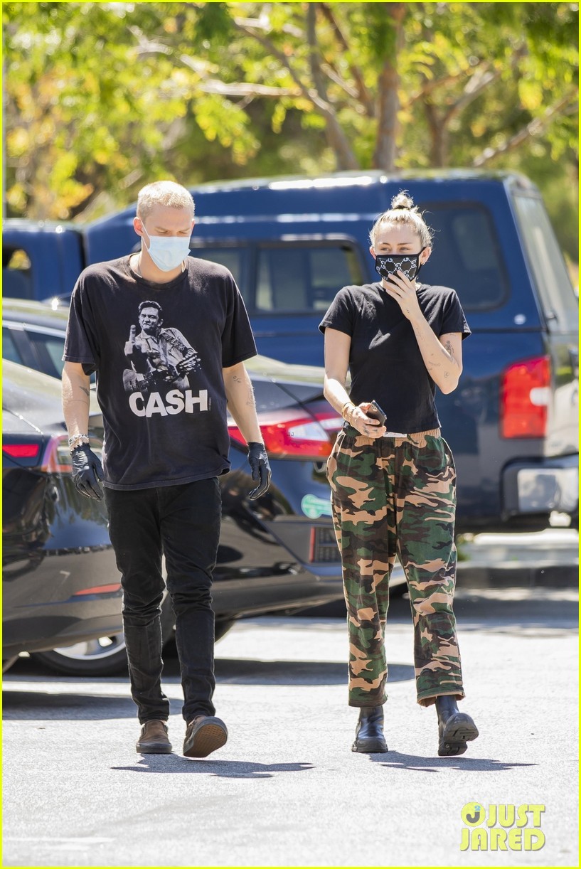 Miley Cyrus Wears a Gucci Face Mask for an Outing with Cody Simpson ...