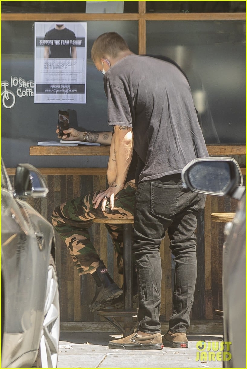 Miley Cyrus Wears a Gucci Face Mask for an Outing with Cody Simpson ...