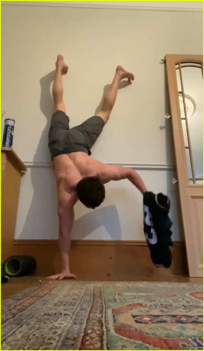 Tom Holland Shows Off Muscular Body While Doing Handstand Challenge ...