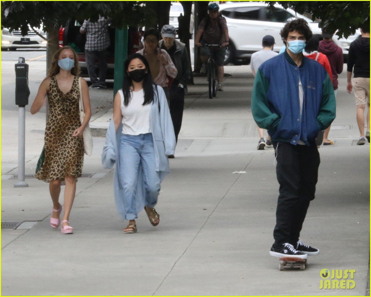 Lana Condor, Noah Centineo & Madeleine Arthur Grab Lunch Together in ...