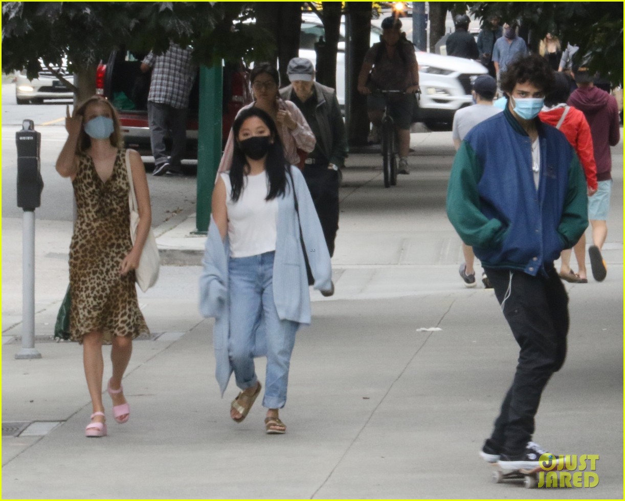 Lana Condor, Noah Centineo & Madeleine Arthur Grab Lunch Together in ...
