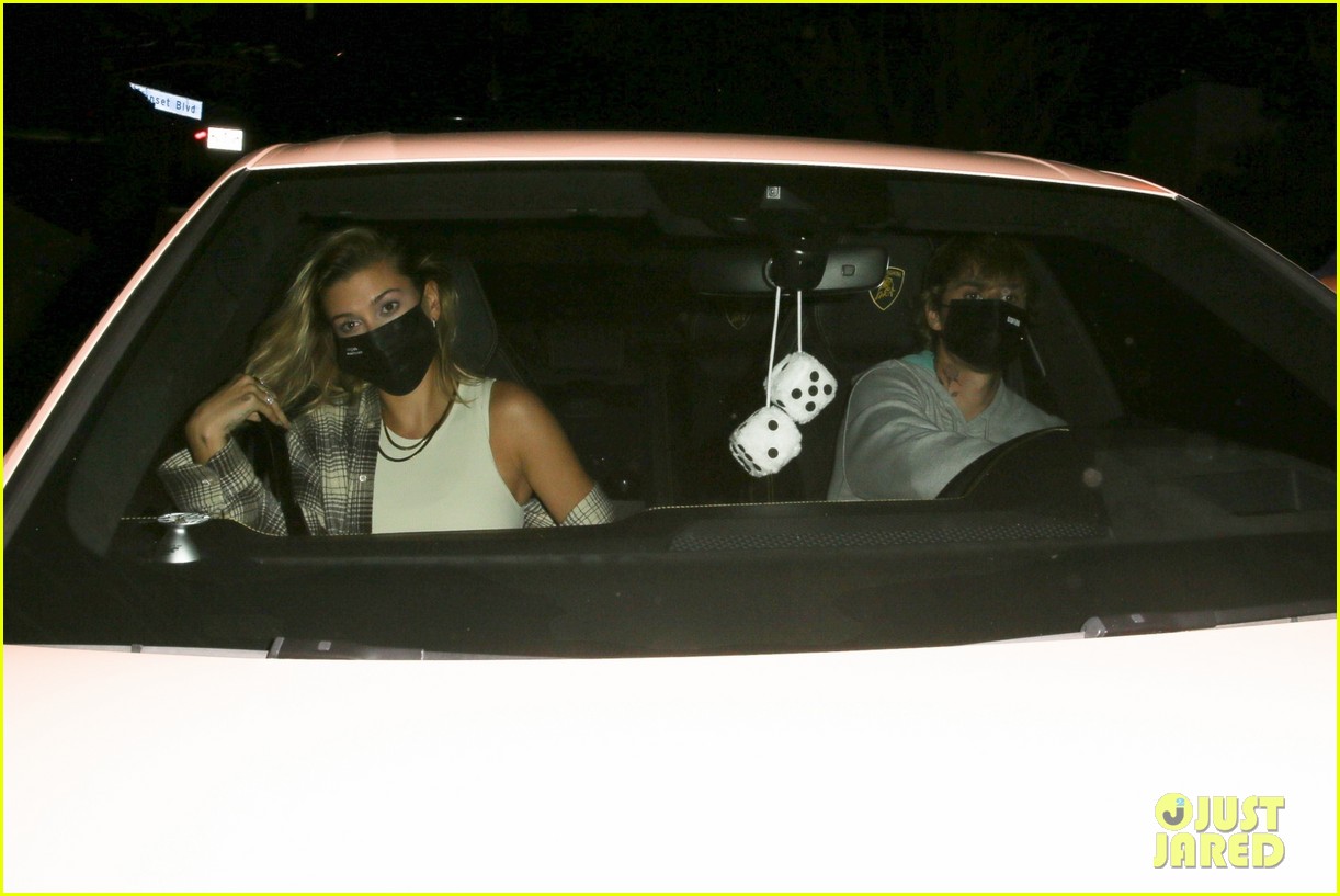 Full Sized Photo Of Justin Bieber Eats Lunch Walking Around La 04 Justin Bieber Eats Avocado