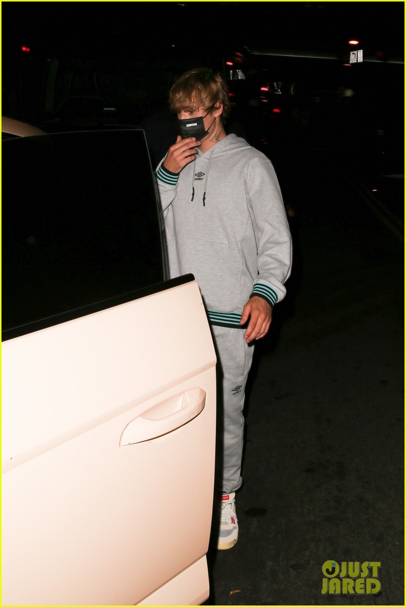 Full Sized Photo of justin bieber eats lunch walking around la 05 ...