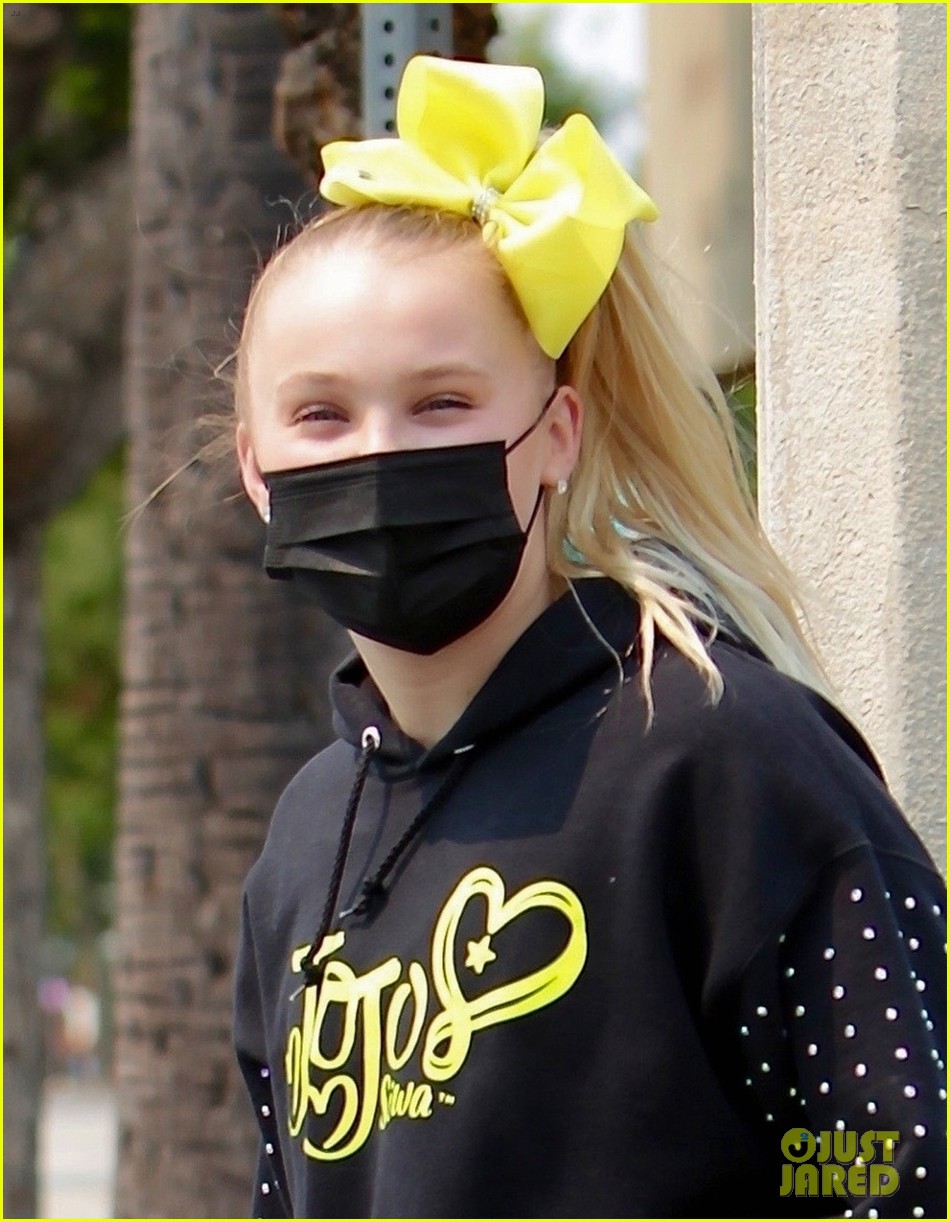 JoJo Siwa Shops With Her Bestie After Releasing 'Driving With Iggy ...