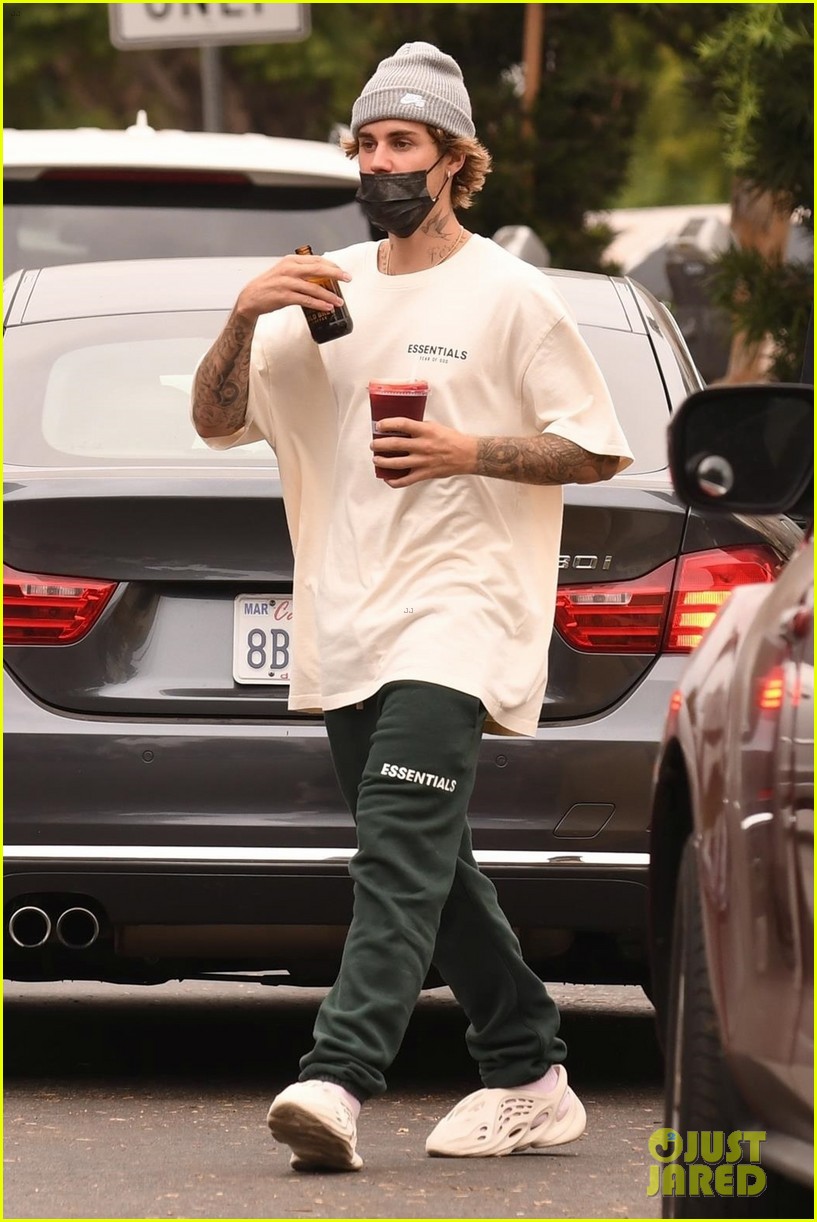 Justin & Hailey Bieber Step Out in Beanies for Lunch Run | Photo ...