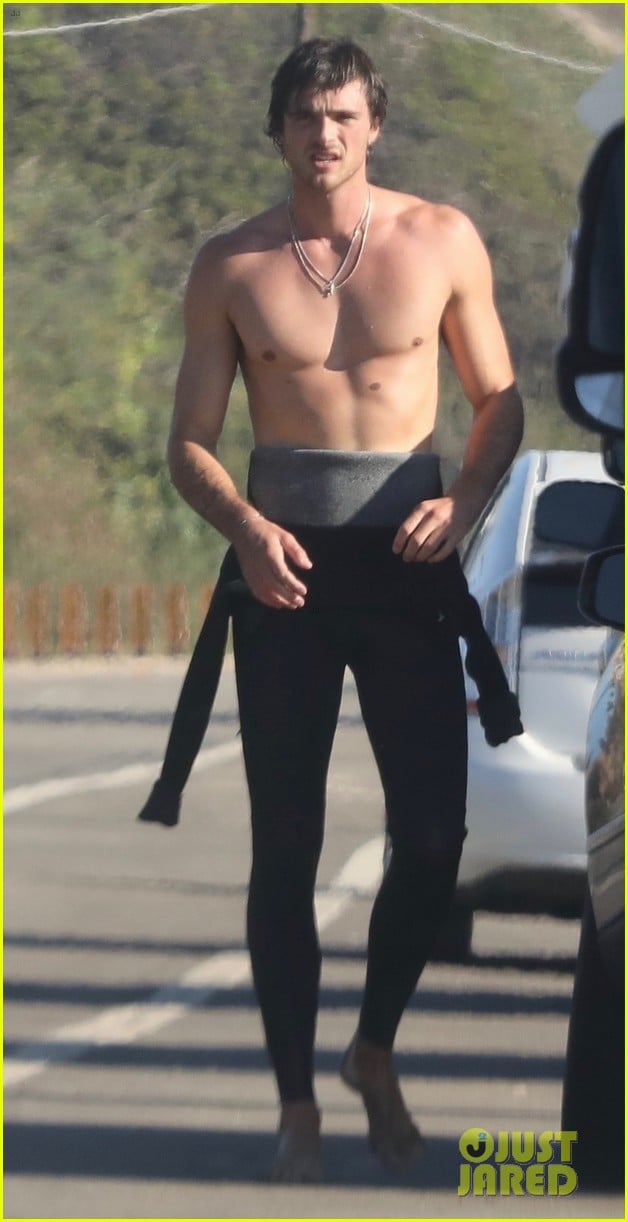 Jacob Elordi is Showing Off His Abs While at the Beach in Malibu ...