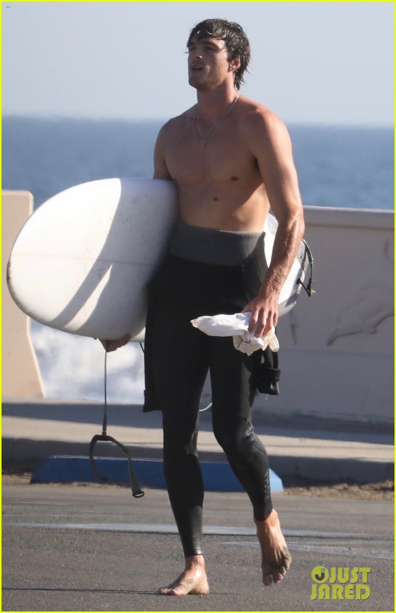 Jacob Elordi is Showing Off His Abs While at the Beach in Malibu ...