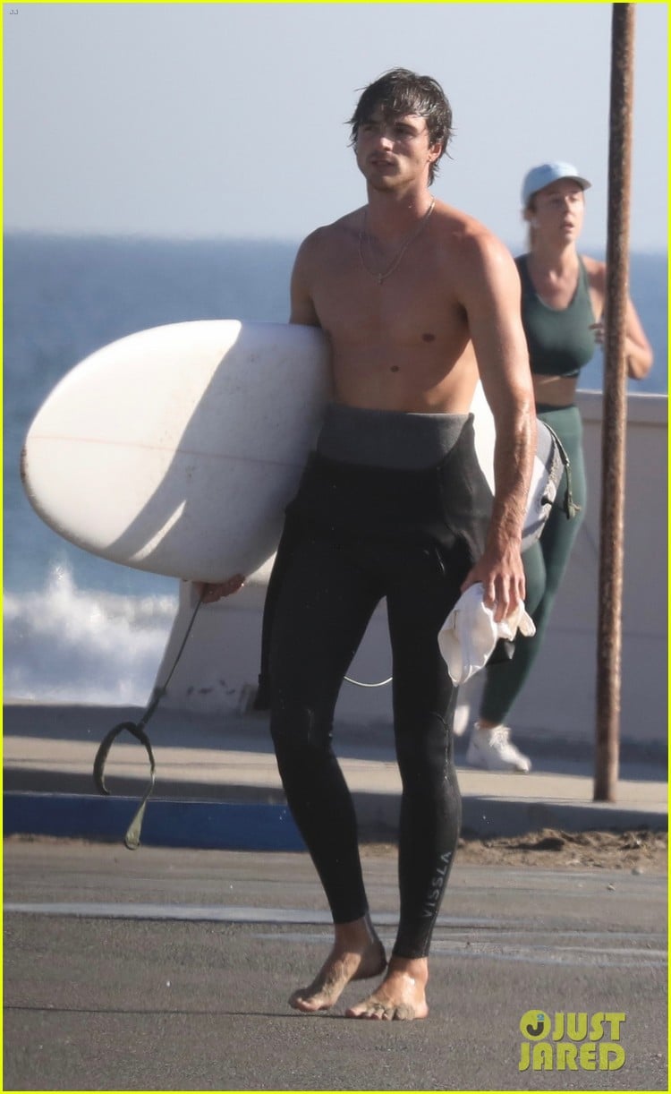 Jacob Elordi is Showing Off His Abs While at the Beach in Malibu ...
