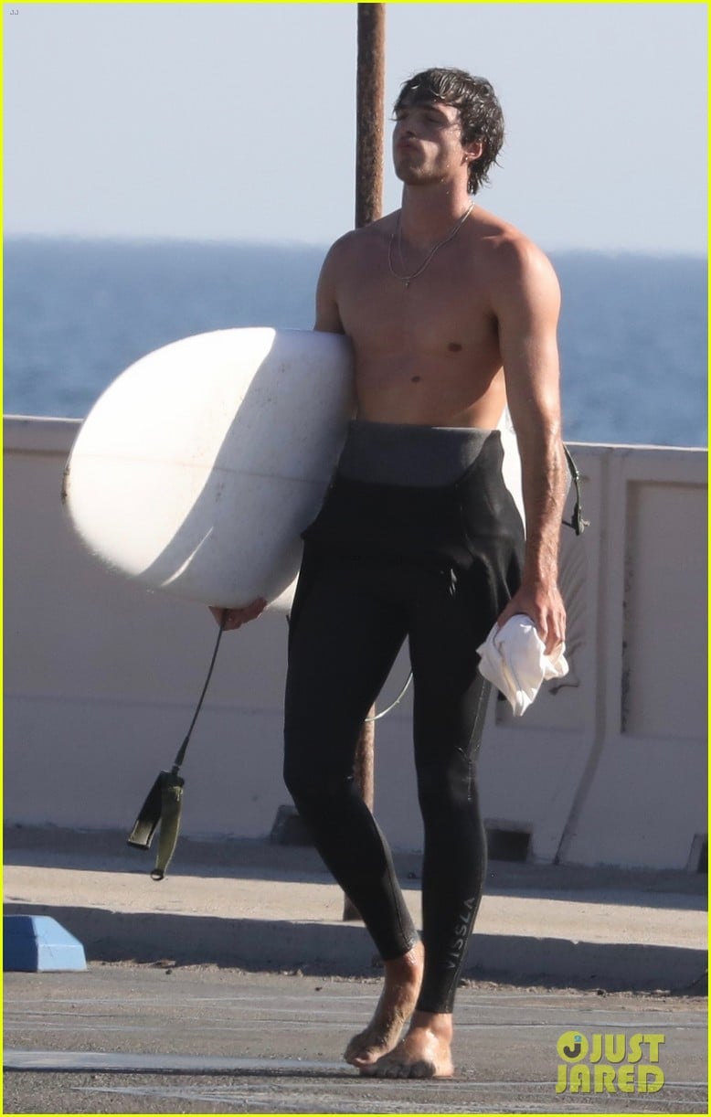 Jacob Elordi is Showing Off His Abs While at the Beach in Malibu ...