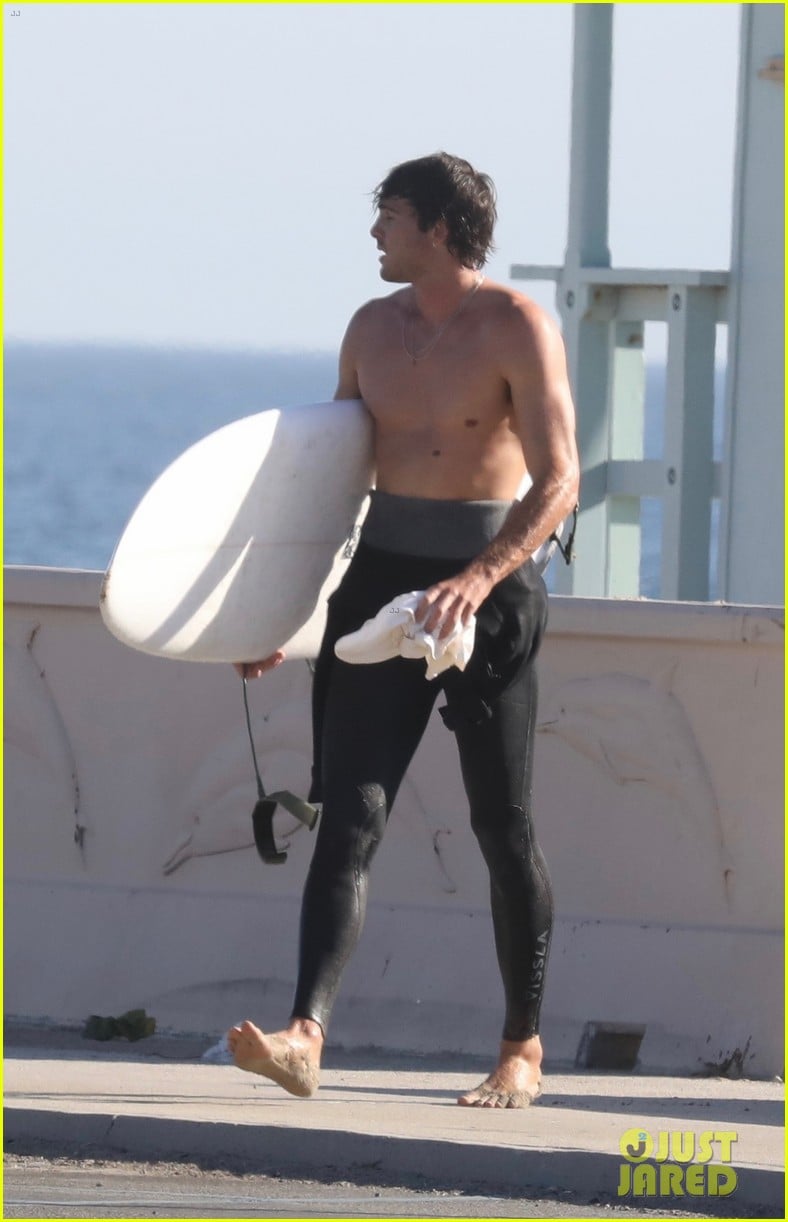 Jacob Elordi is Showing Off His Abs While at the Beach in Malibu ...