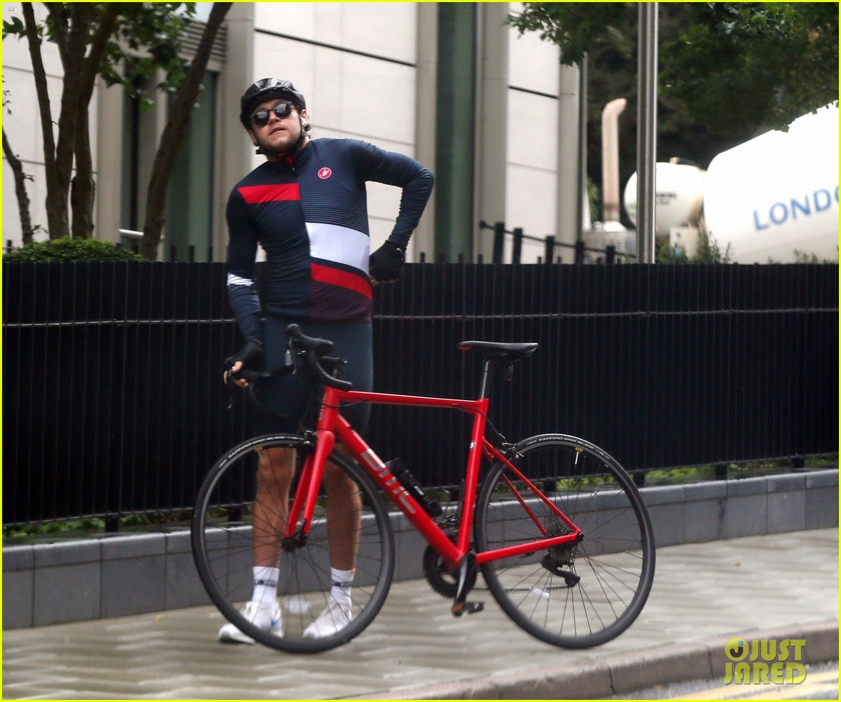 Niall Horan Goes Biking in His Cycling Outfit in London! | Photo ...