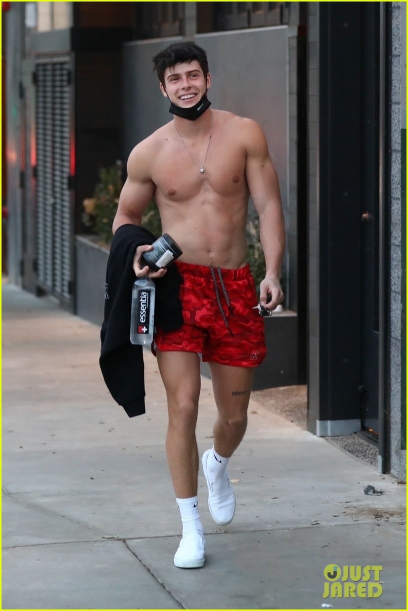 Blake Gray Shows Off Newly Dyed Hair & Ripped Abs After Workout | Photo ...