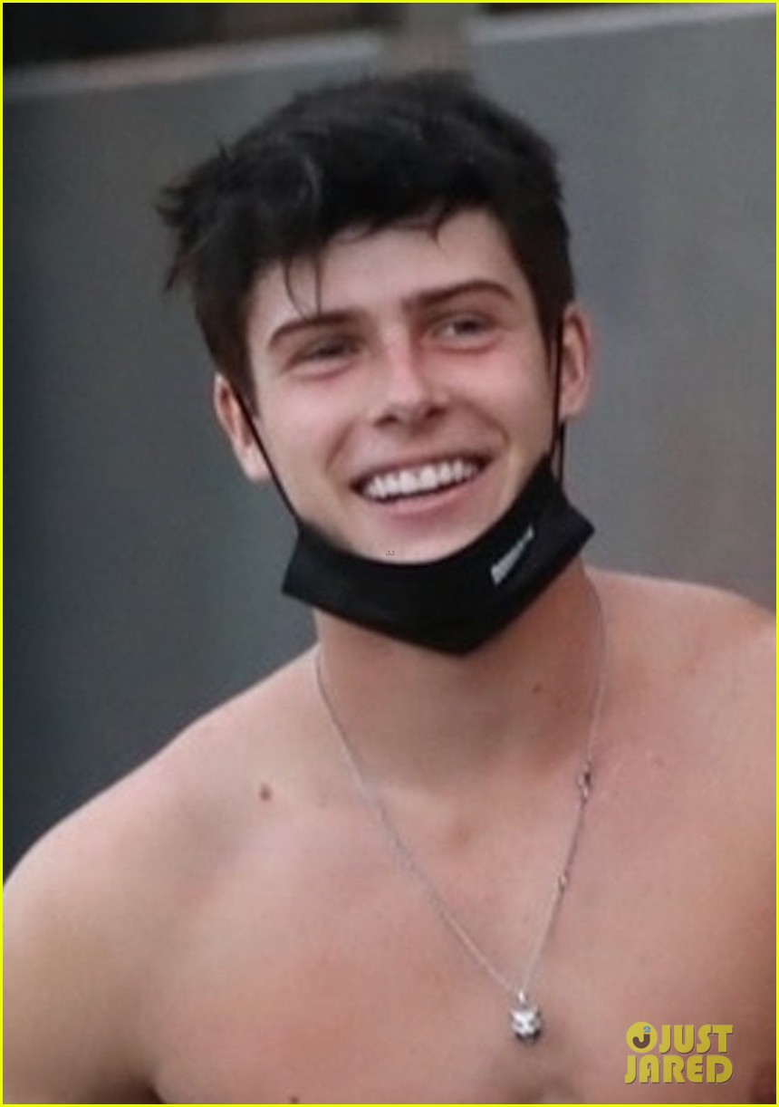 Blake Gray Shows Off Newly Dyed Hair & Ripped Abs After Workout | Photo ...