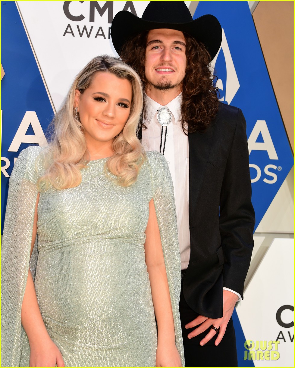 Gabby Barrett Cradles Baby Bump at CMAs 2020 With Hubby Cade Foehner ...