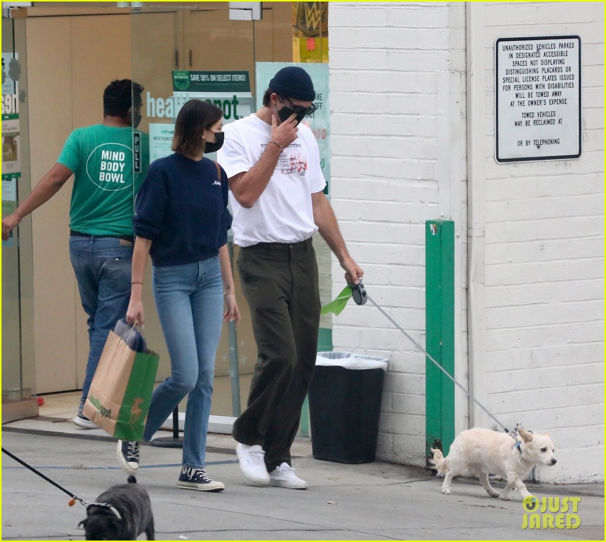 Kaia Gerber Heads to the Pet Store with Boyfriend Jacob Elordi & Dog ...