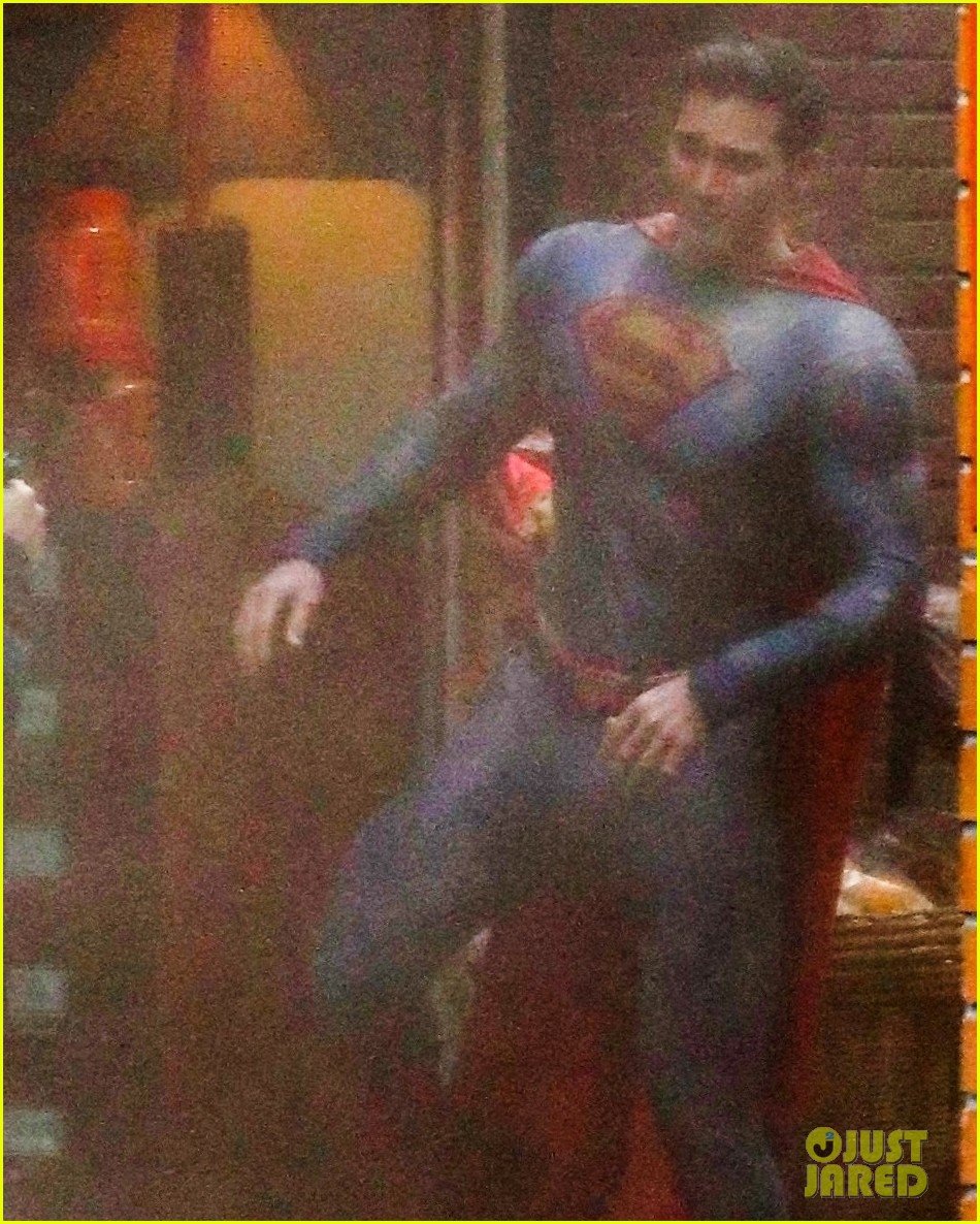 Tyler Hoechlin Looks Super Buff In New Super Suit On 'Superman & Lois ...