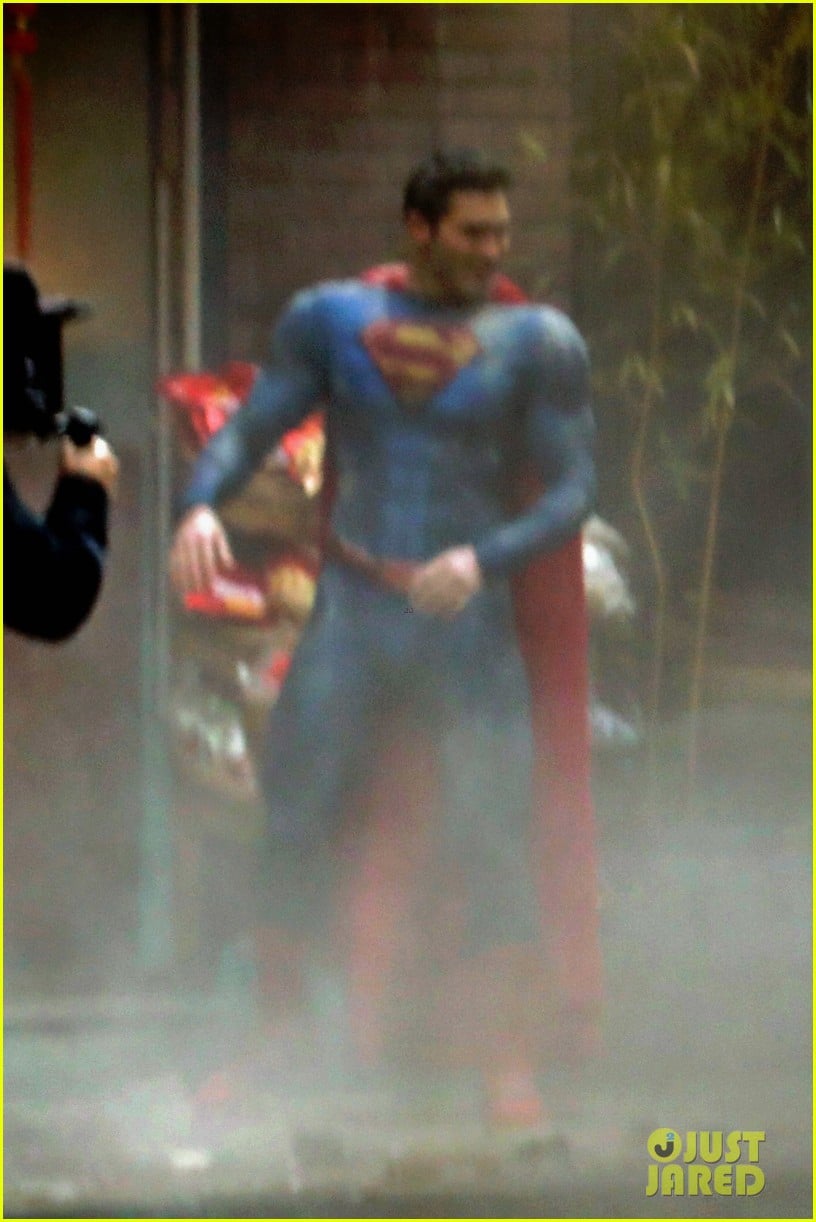 Tyler Hoechlin Looks Super Buff In New Super Suit On 'Superman & Lois ...