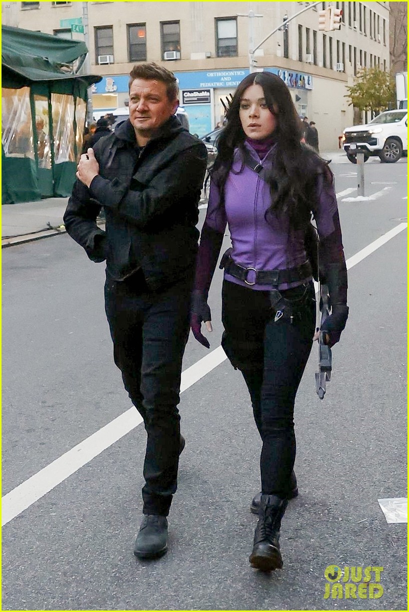 Hailee Steinfeld Turns Into Kate Bishop On 'Hawkeye' Set In NYC | Photo ...