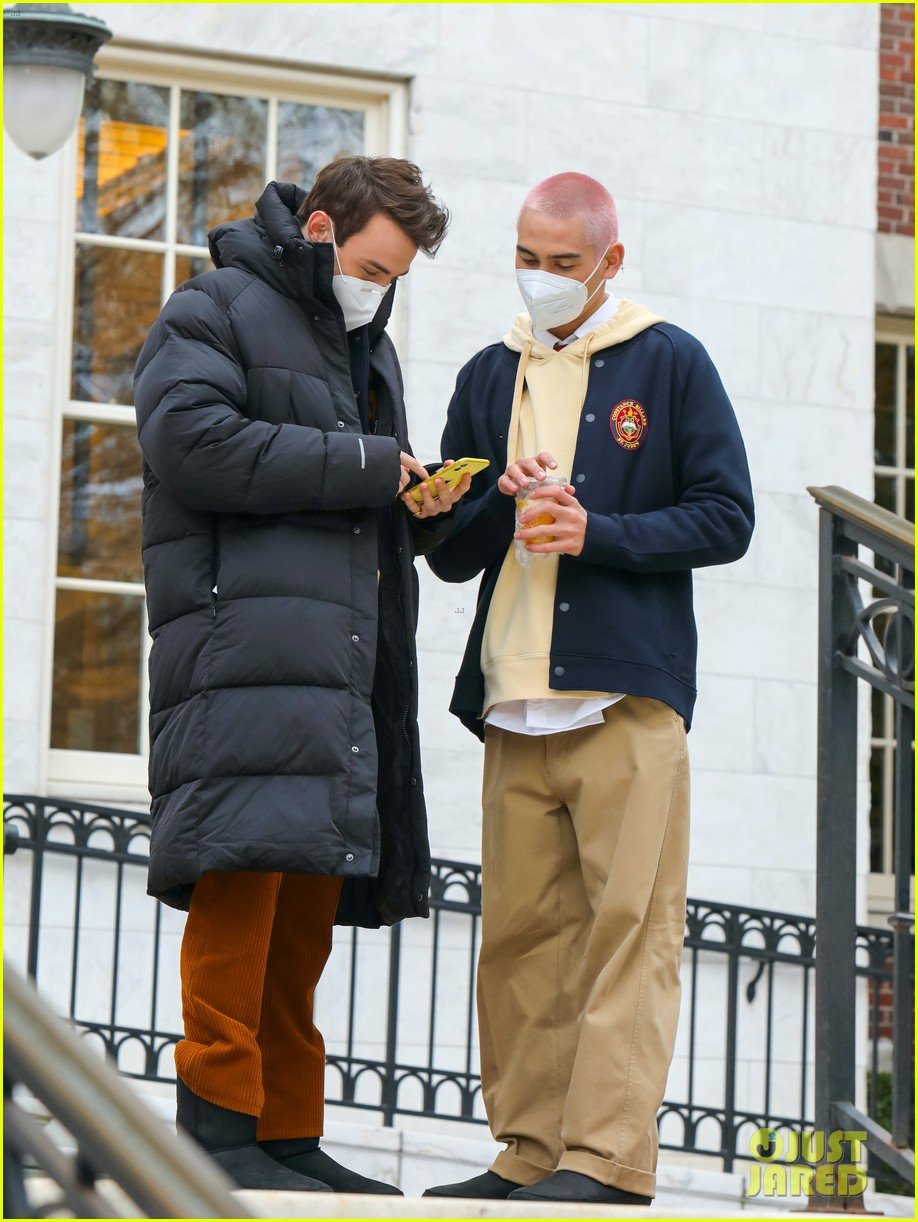 Full Sized Photo Of Thomas Doherty Slides Down A Rail On Gossip Girl Set 09 Thomas Doherty