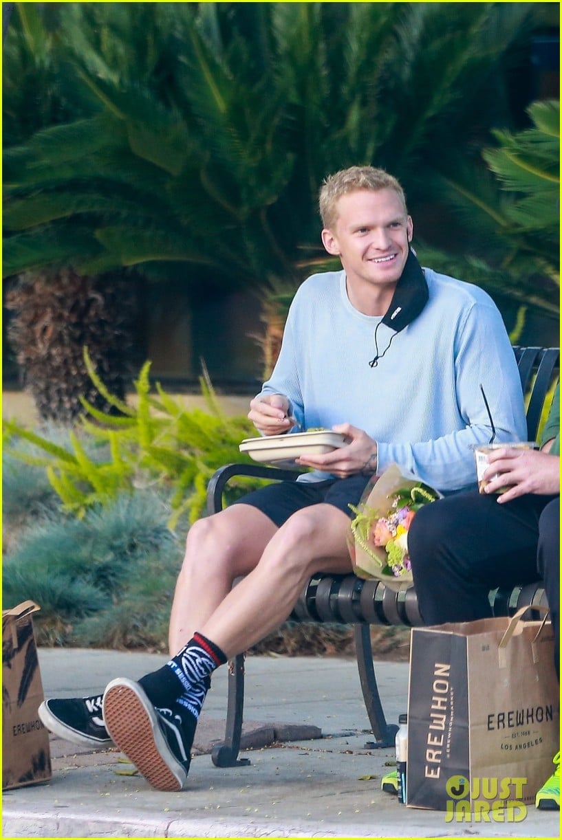 Cody Simpson Picks Up Flowers For Girlfriend Marloes Stevens While Out ...