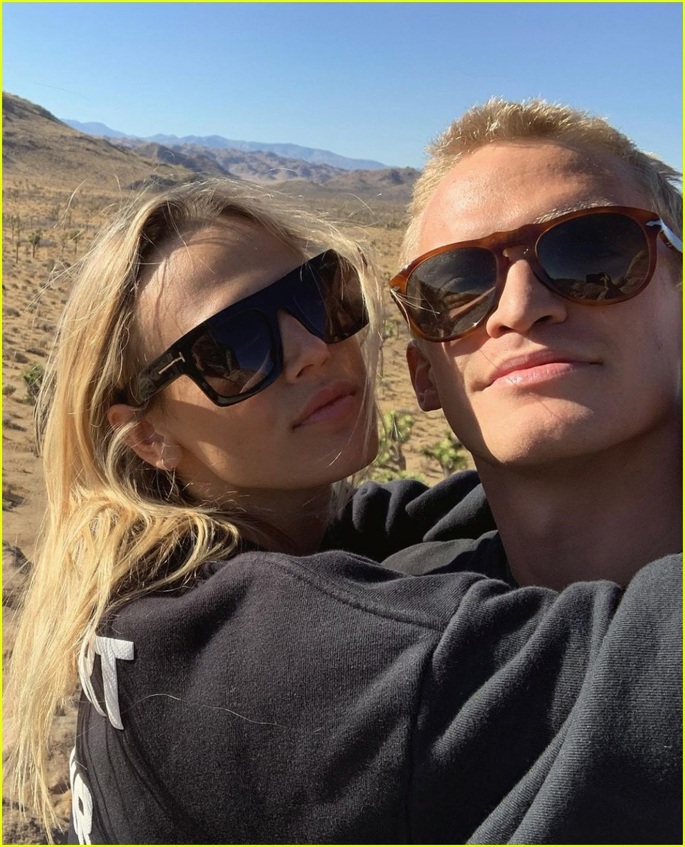 Cody Simpson Picks Up Flowers For Girlfriend Marloes Stevens While Out ...