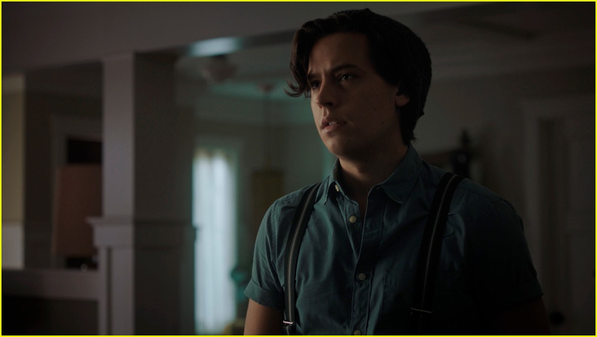 The 'Riverdale' Cast Wrap Up High School In First Look Photos at ...