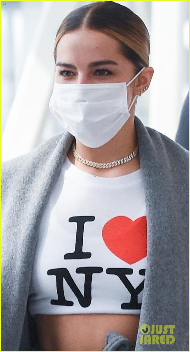 Addison Rae Rocks an 'I Love NY' Crop at the Airport | Photo 1308652 ...
