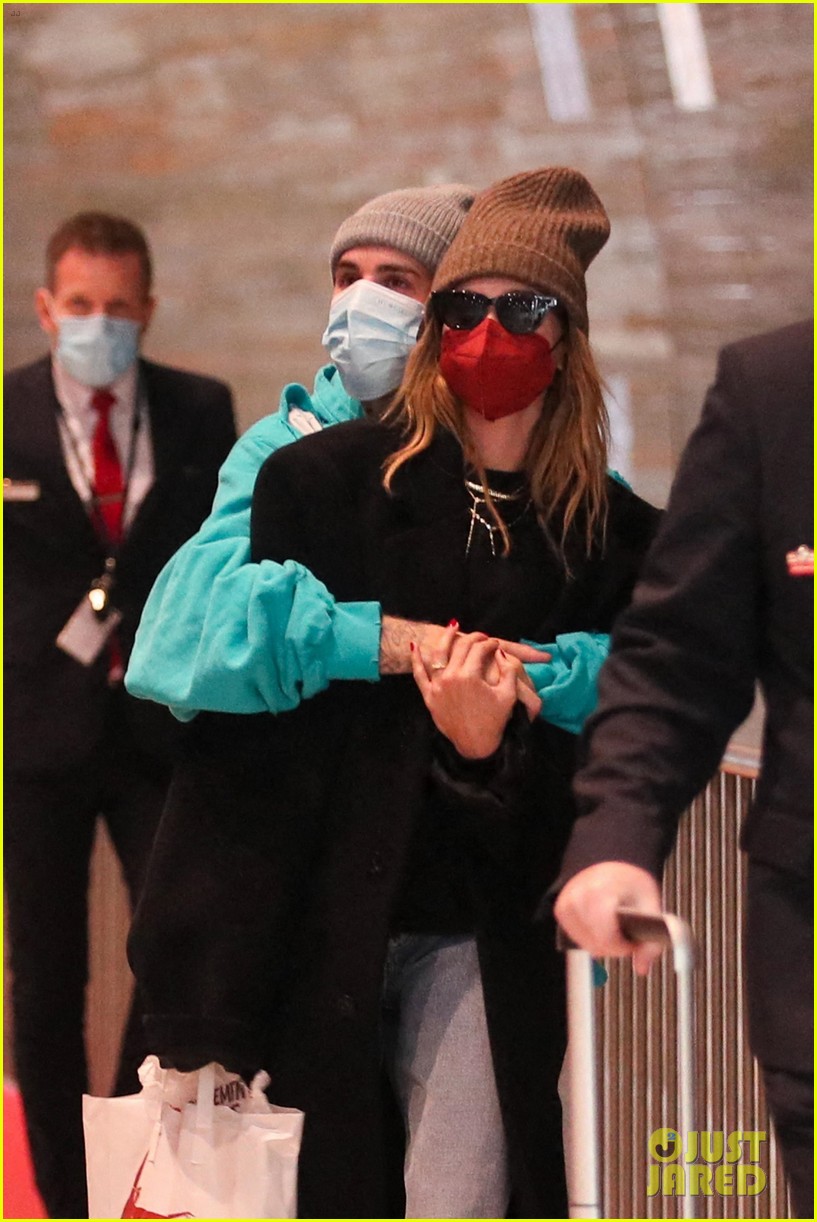 Full Sized Photo Of Justin Bieber Hailey Bieber Cuddle Up Paris Airport