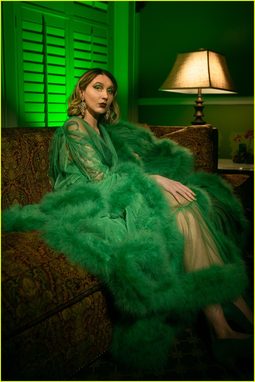 Full Sized Photo of brooklyn michelle debuts new come here music video ...