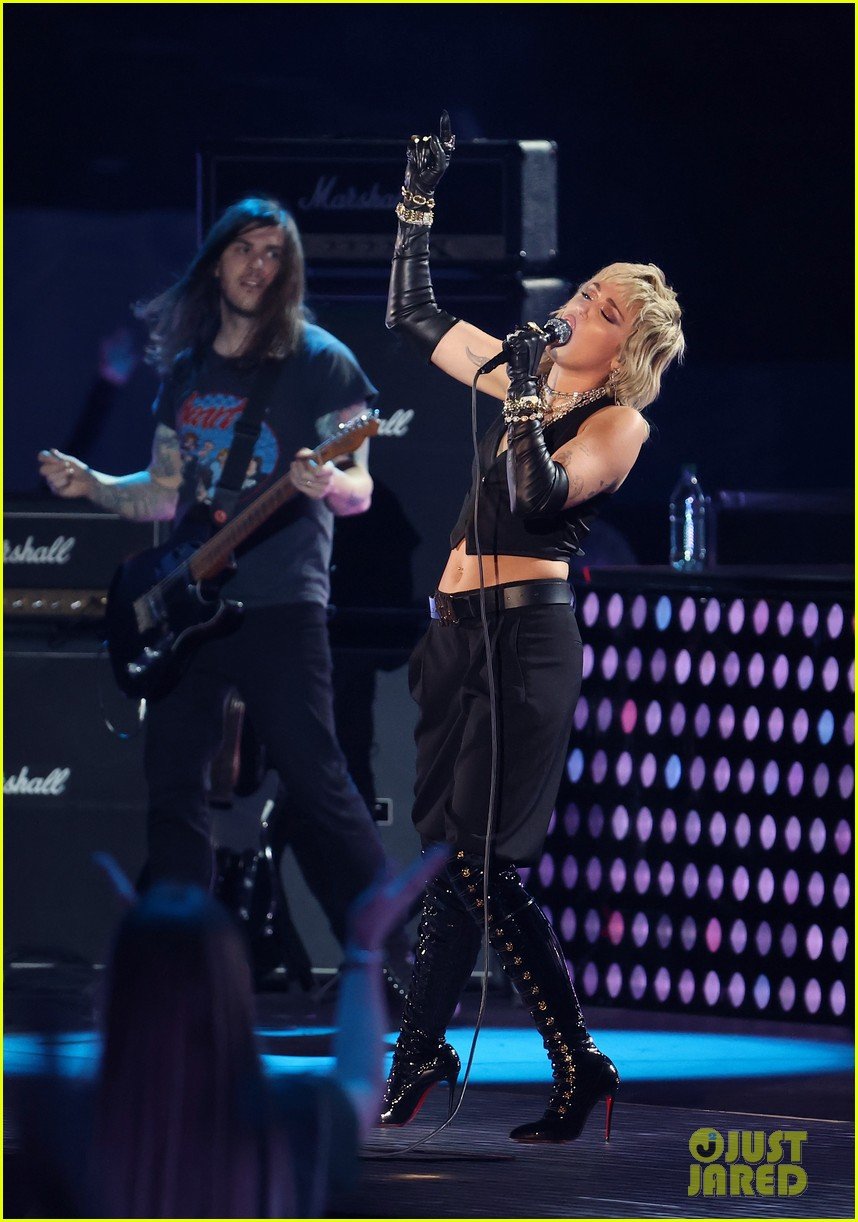 Miley Cyrus Becomes 1 of 3 Female Artists To Do This... | Photo 1309015 ...