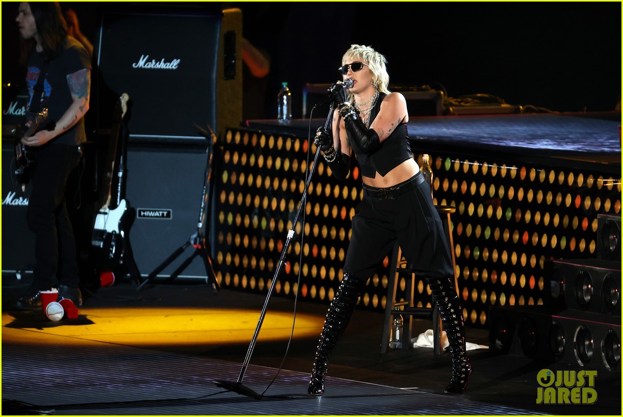 Miley Cyrus Becomes 1 of 3 Female Artists To Do This... | Photo 1309017 ...