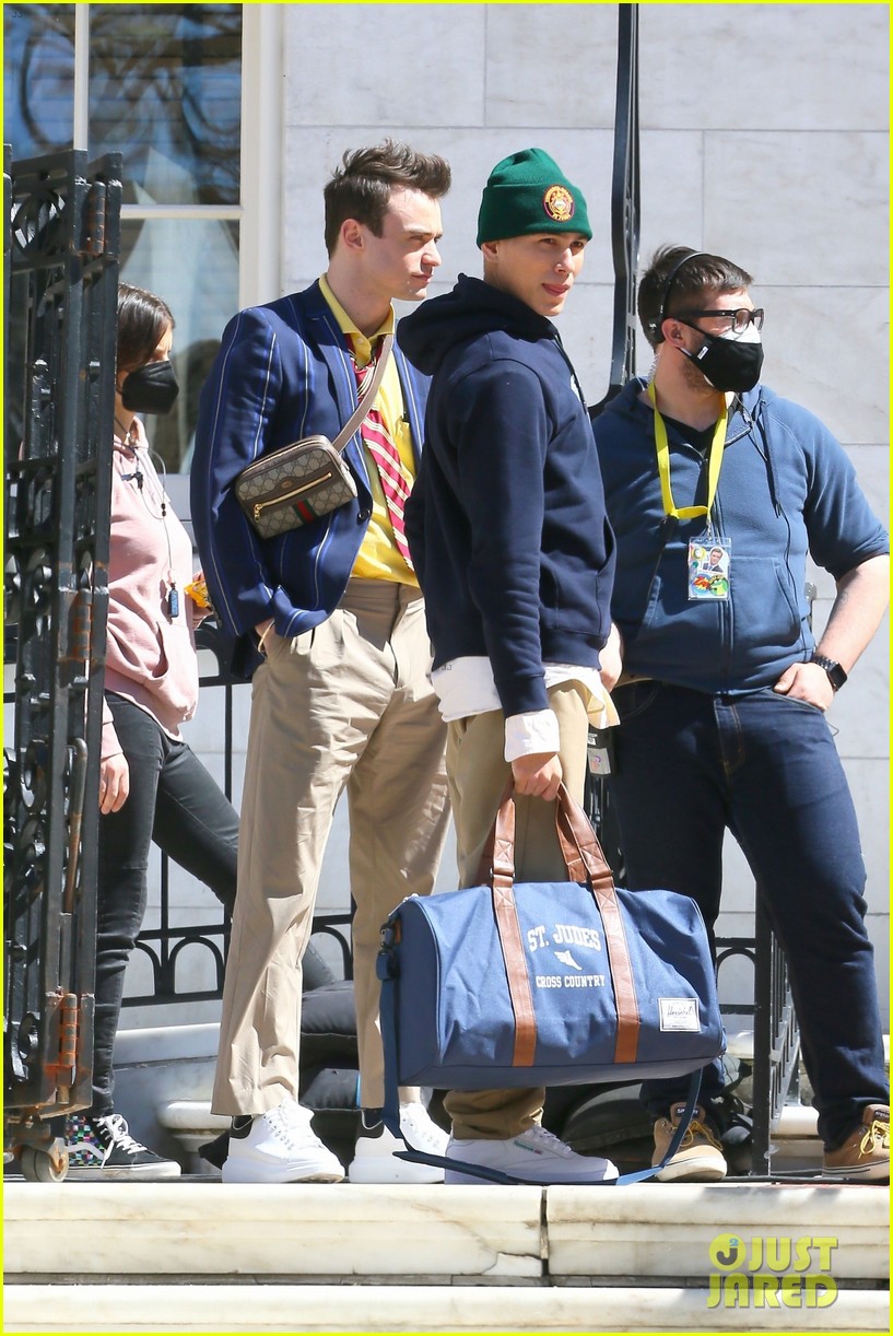 Thomas Doherty Spotted On Gossip Girl Set After It Was Revealed Hes Seeing Someone New