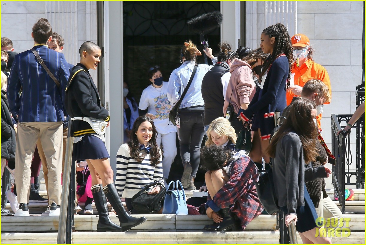 Thomas Doherty Spotted On Gossip Girl Set After It Was Revealed Hes Seeing Someone New